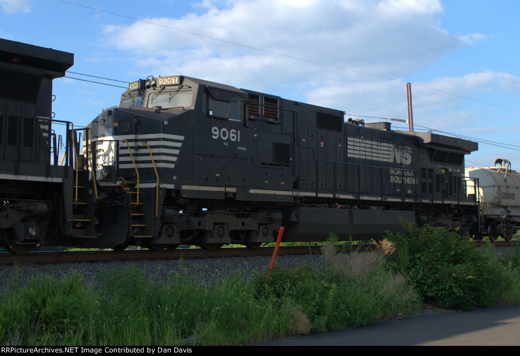 NS C40-9W 9061 trails on 17G